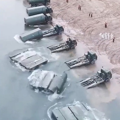 A GIF of Chinese Soldiers Assembling a Massive Pontoon Bridge in Less ...