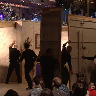 Watch SNL Crew Frantically Tear Set Down During Opening Credits - Core77