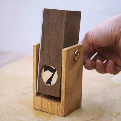 Demonstrating the Ingenious, Low-Tech Internal Mechanism That Makes a ...