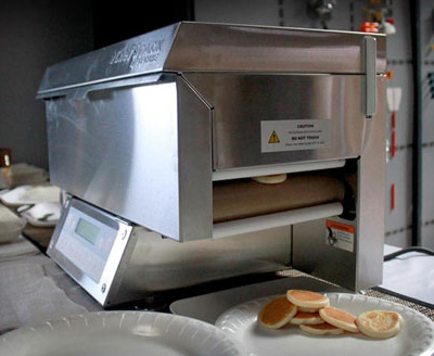 Gizmodo Gallery '09: Automatic Pancake Machine Demo - Core77