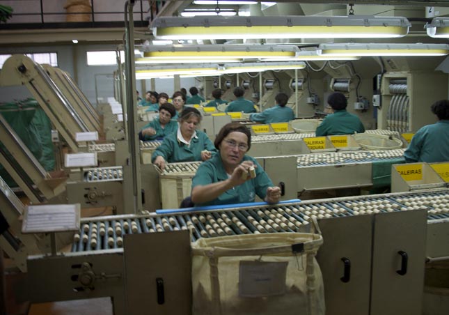 HOW CORK IS MADE - Core77